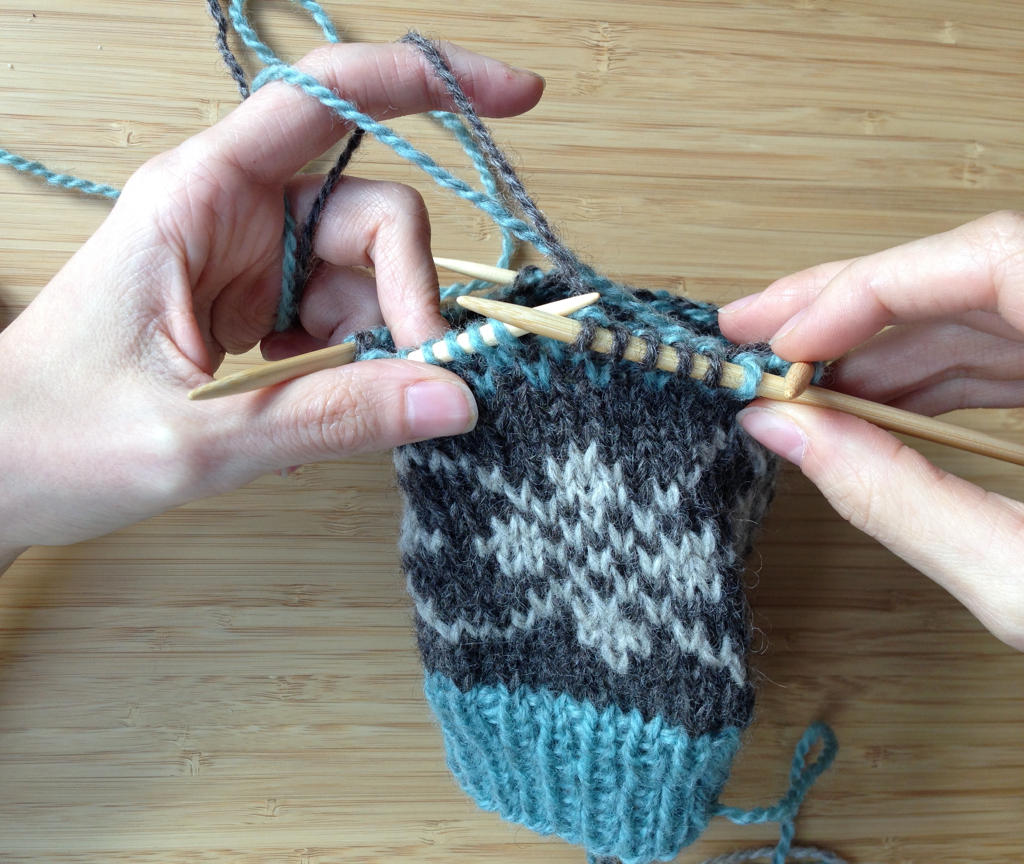 trapping long floats in stranded colorwork – Paper Tiger