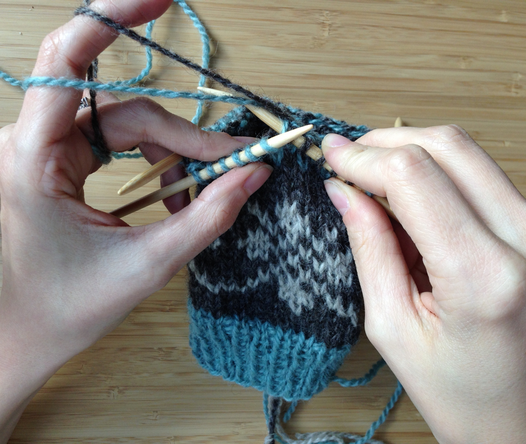 trapping long floats in stranded colorwork – Paper Tiger