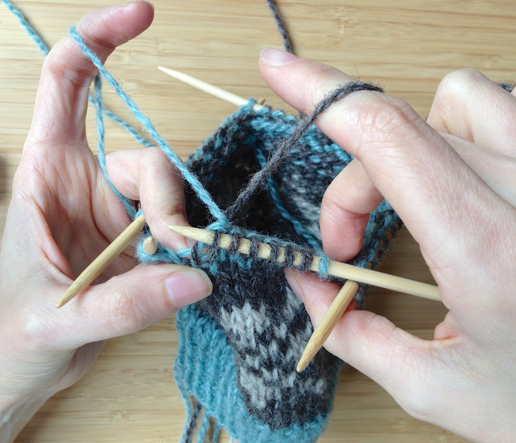 trapping long floats in stranded colorwork – Paper Tiger